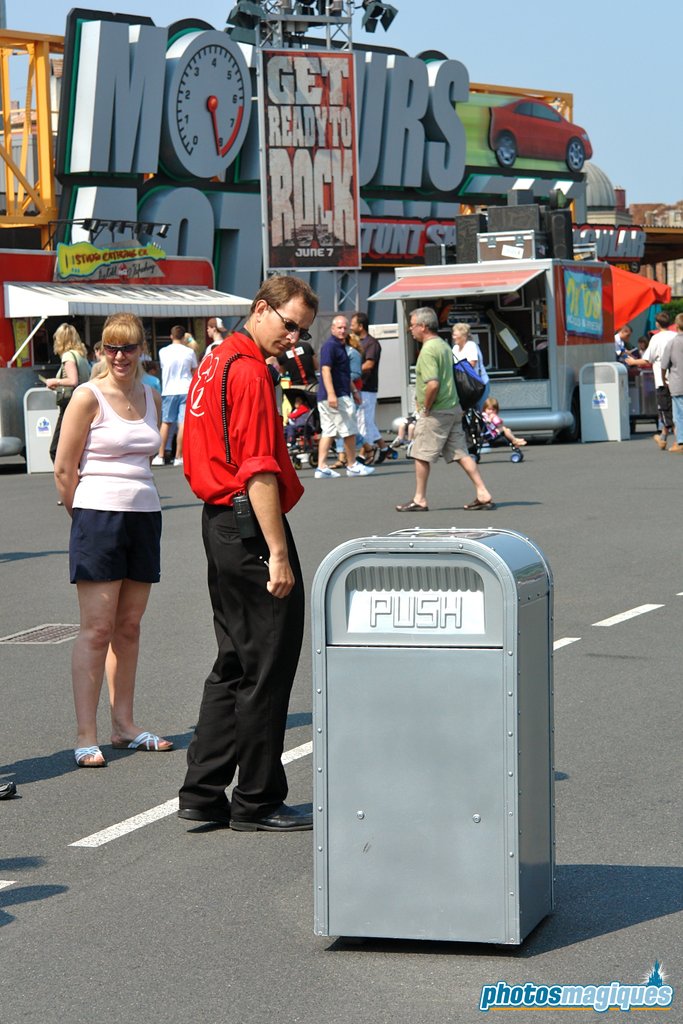 Push the Talking Trash Can – Photos Magiques